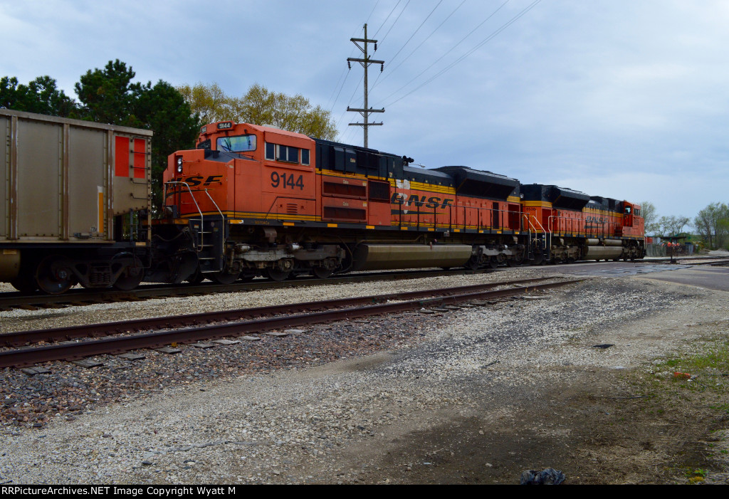 BNSF 9144 and 8538